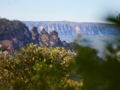 A must-read guide to the Three Sisters Walk